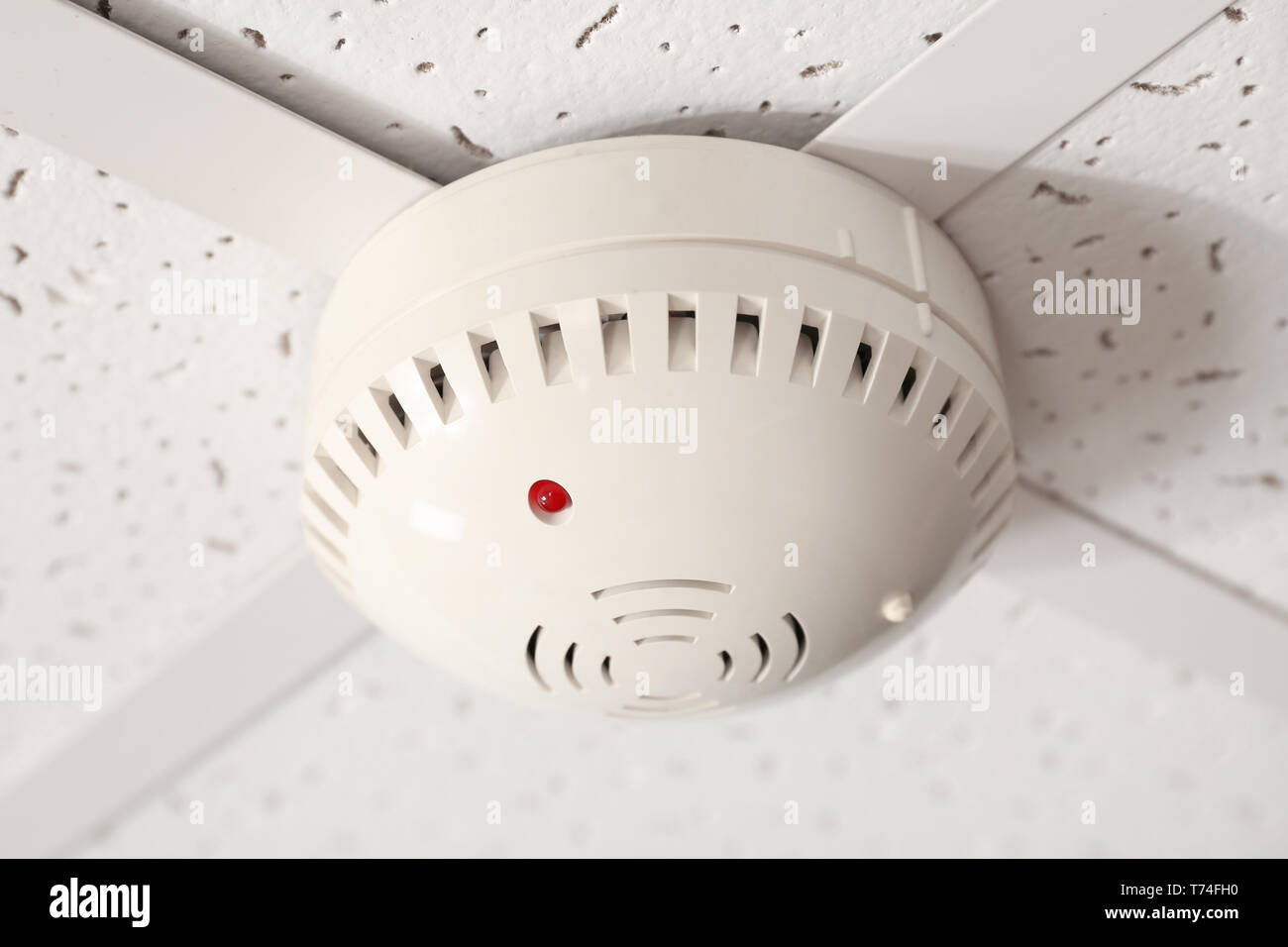 Smoke detector on ceiling hi-res stock photography and images - Alamy