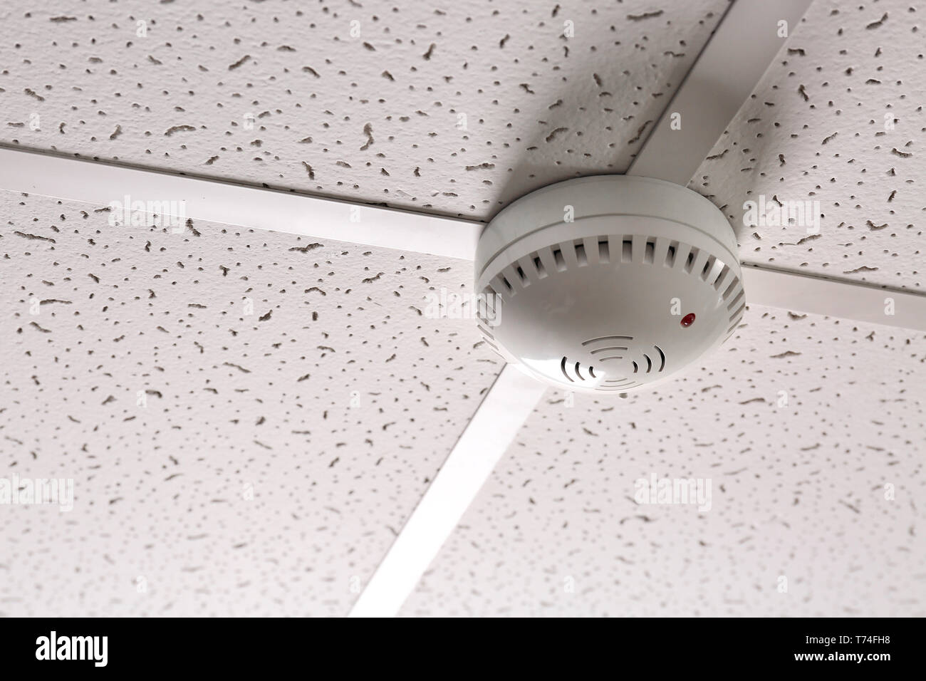 Smoke detector on ceiling Stock Photo - Alamy