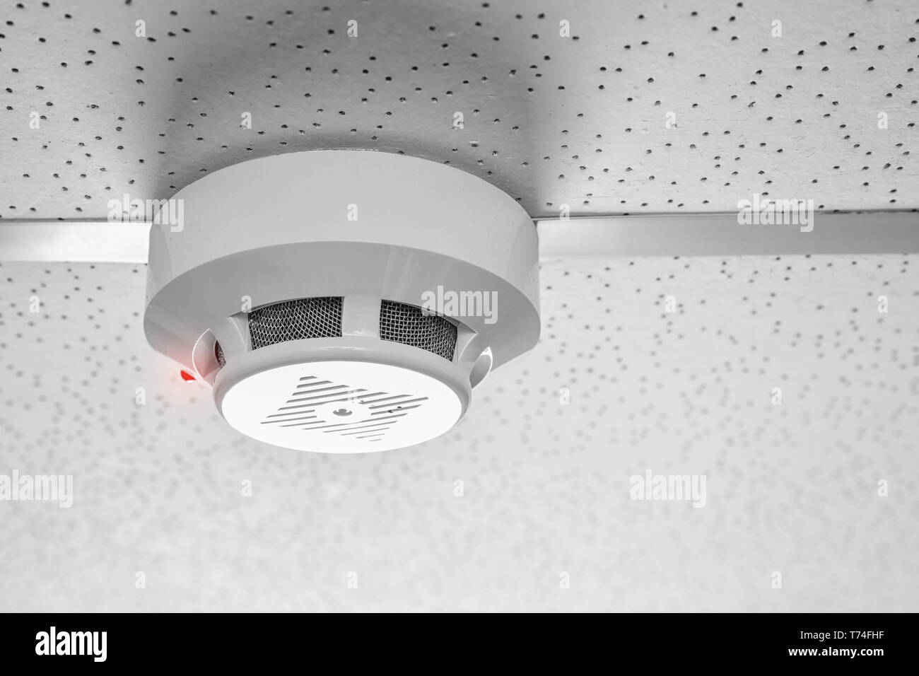 Smoke detector on ceiling Stock Photo - Alamy