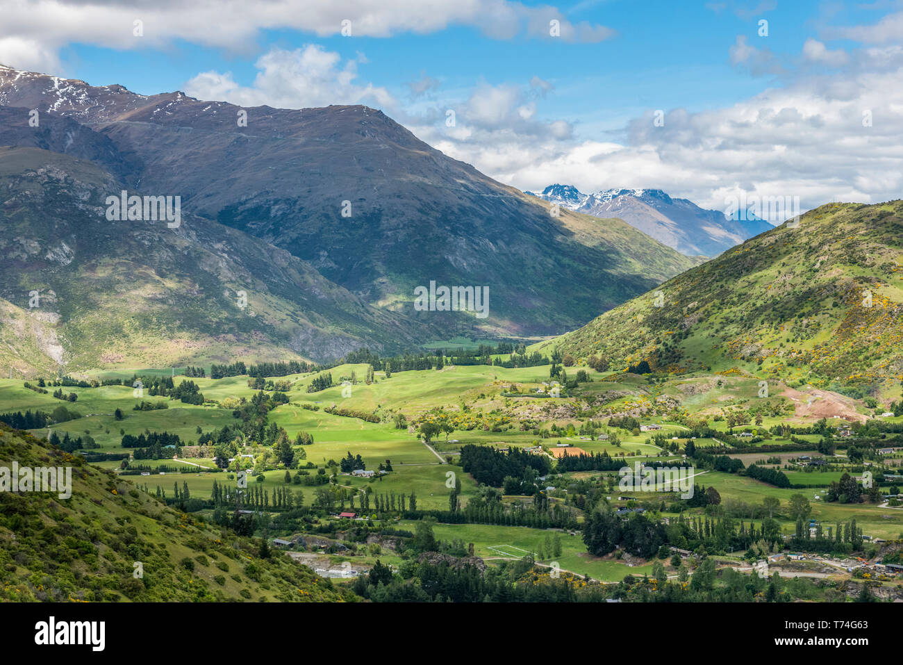 Beautiful Queenstown viewed from the Arrow Junction Lookout Point ...