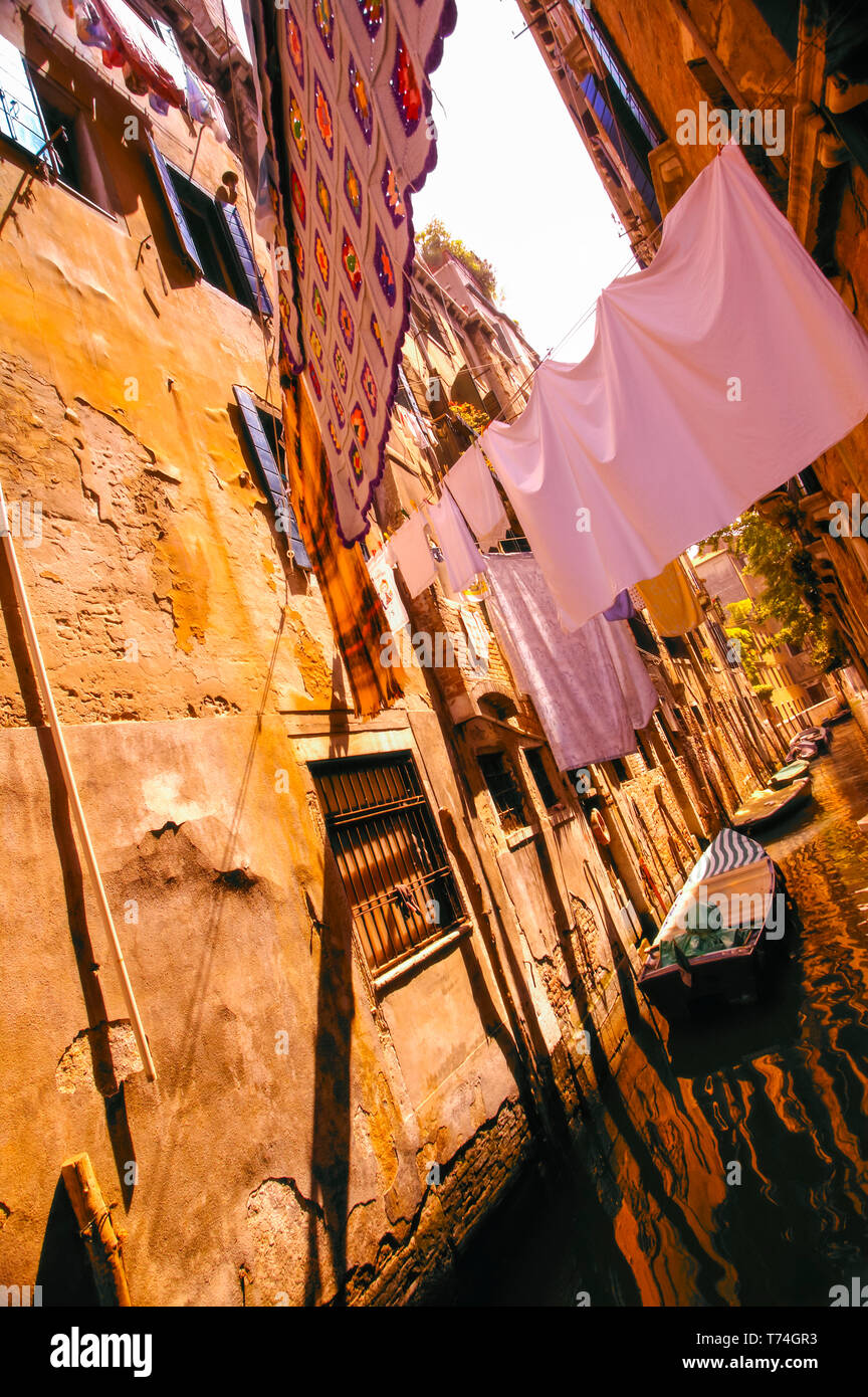 Blanket on a bed on a canal narrow boat hi-res stock photography and ...