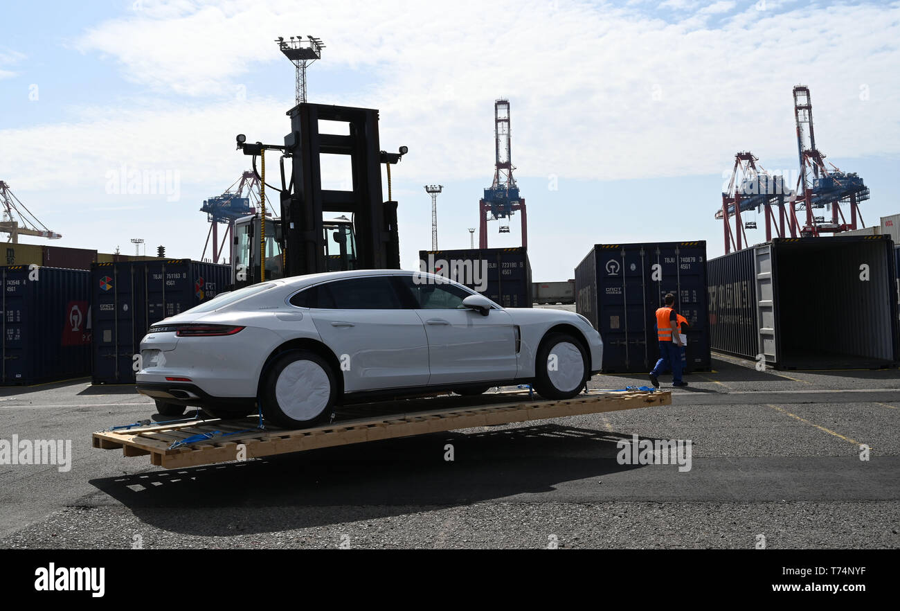 Bremerhaven, Germany. 24th Apr, 2019. Port logistics employees load ...