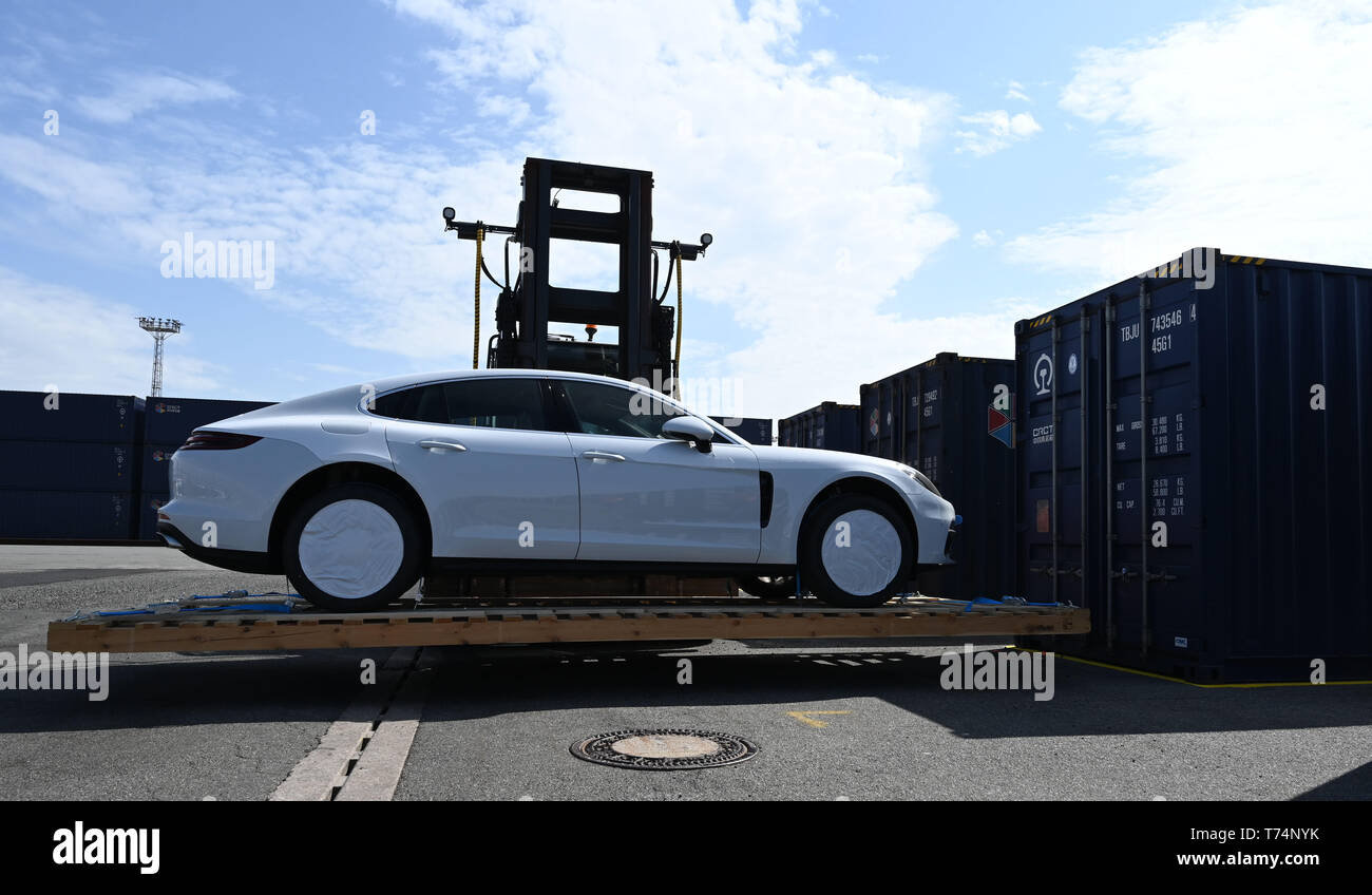 Bremerhaven, Germany. 24th Apr, 2019. Port logistics employees load ...