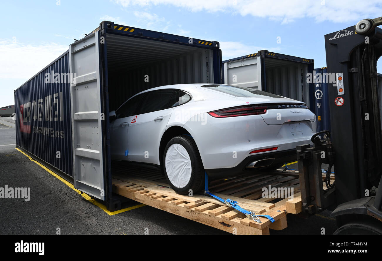 Bremerhaven, Germany. 24th Apr, 2019. Port logistics employees load ...