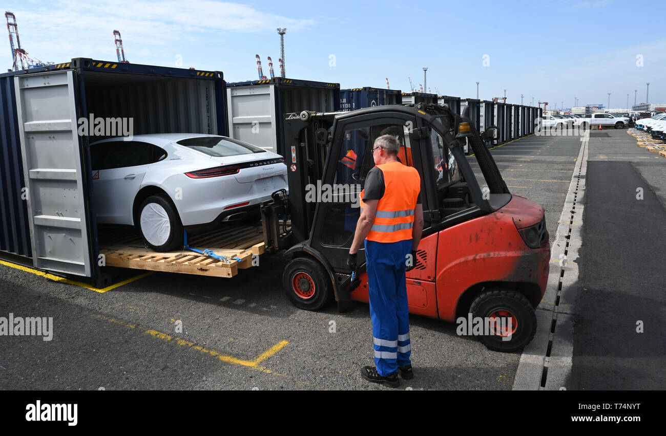 Bremerhaven, Germany. 24th Apr, 2019. Port logistics employees load ...