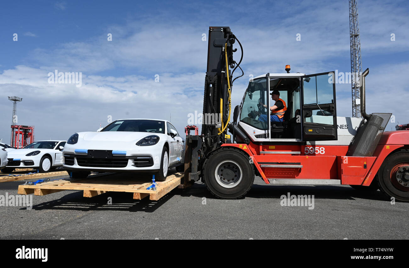 Bremerhaven, Germany. 24th Apr, 2019. Port logistics employees load ...