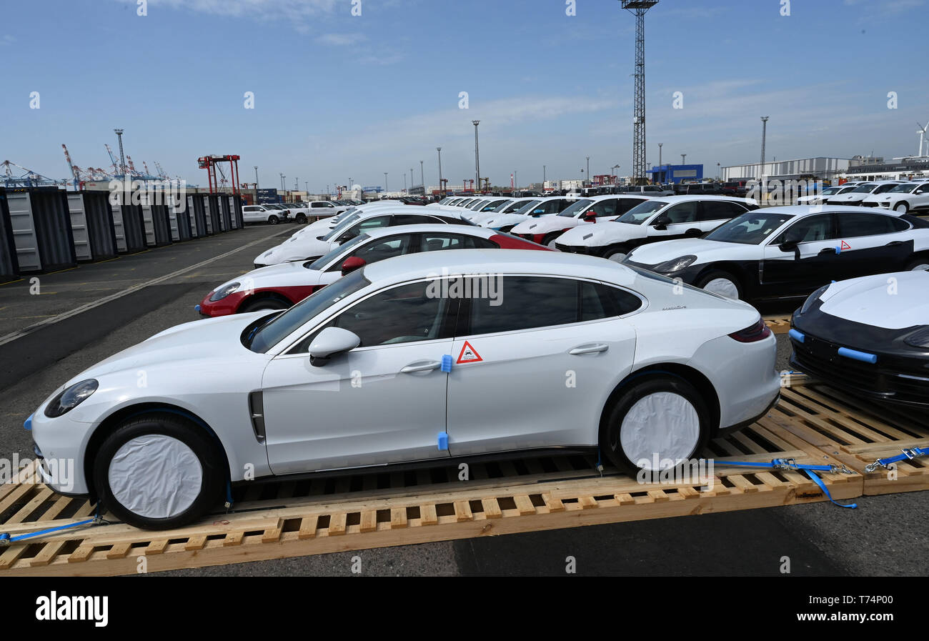 Bremerhaven, Germany. 24th Apr, 2019. Porsche vehicles are placed on ...