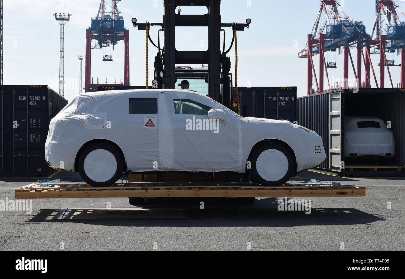 Bremerhaven, Germany. 24th Apr, 2019. Port logistics employees load ...