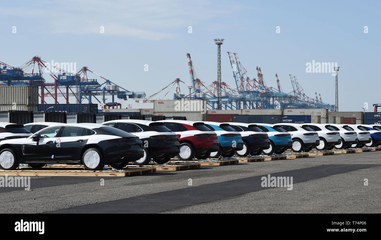 Bremerhaven, Germany. 24th Apr, 2019. Porsche vehicles are placed on ...