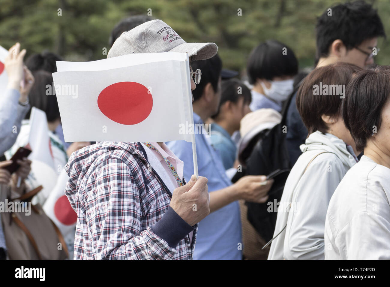Tokyo, Japan. 4th May, 2019. People gather to greet Japan's new Emperor ...