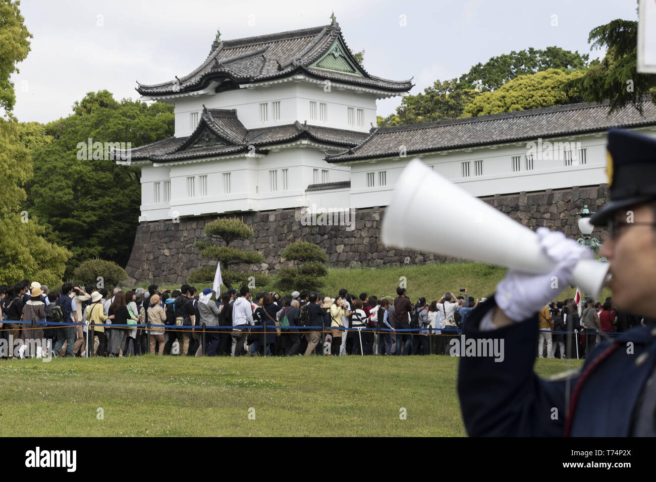 Tokyo, Japan. 4th May, 2019. People gather to greet Japan's new Emperor ...