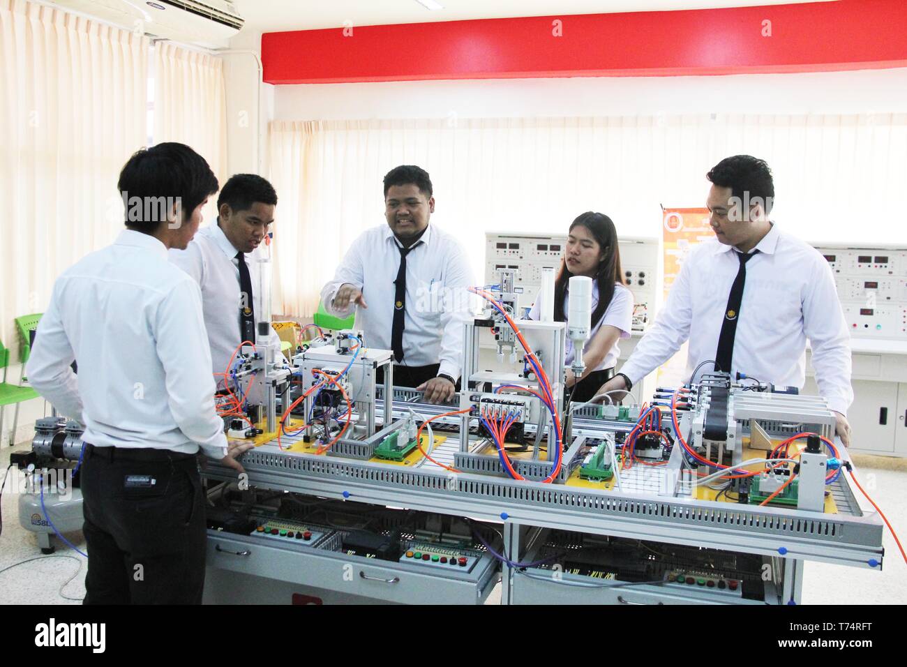 Beijing, Thailand. 20th Feb, 2019. Students discuss at the Luban ...