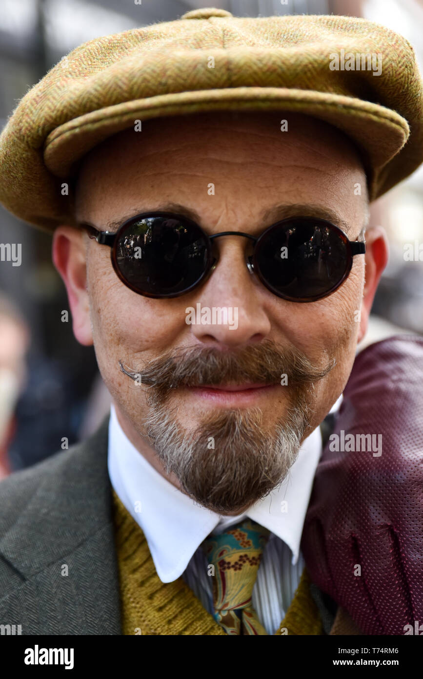 Cyclists in london wearing tweed hi-res stock photography and images ...