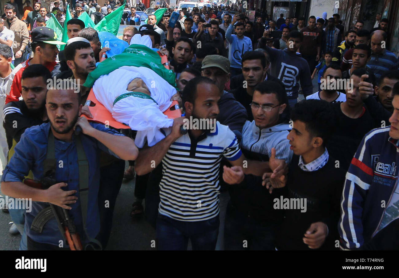 Nuseirat, Gaza Strip, Palestinian Territory. 4th May, 2019. Mourners carry the body of ...