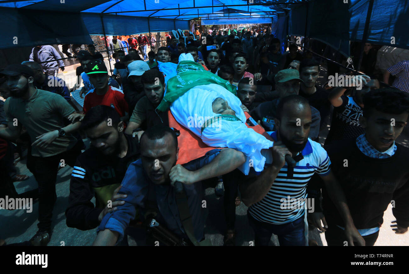 Nuseirat, Gaza Strip, Palestinian Territory. 4th May, 2019. Mourners carry the body of ...