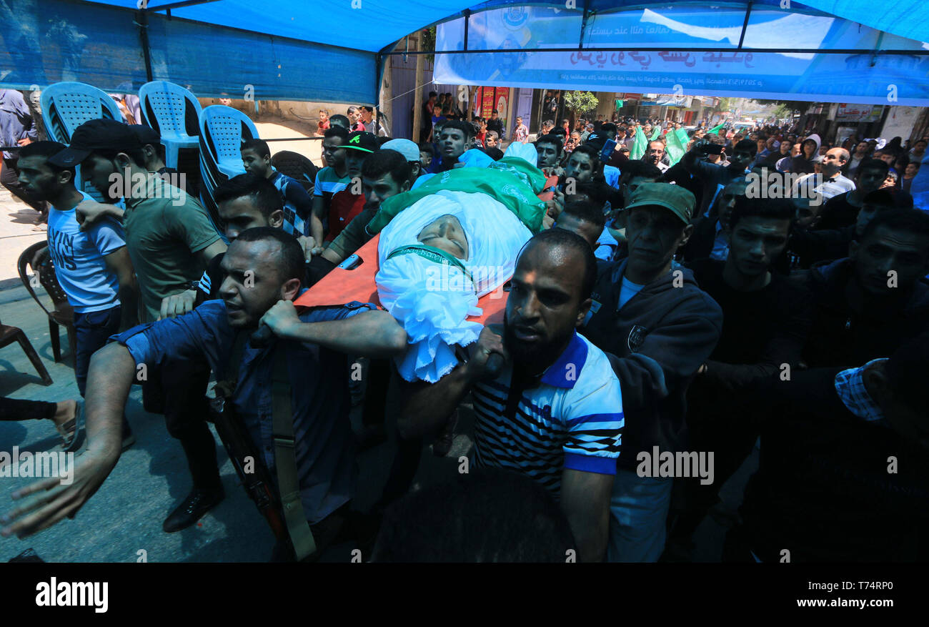 Nuseirat, Gaza Strip, Palestinian Territory. 4th May, 2019. Mourners carry the body of ...