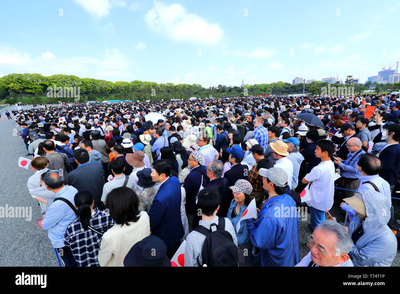 Tokyo, Japan. 4th May, 2019. Well-wishers gather outside the Imperial ...