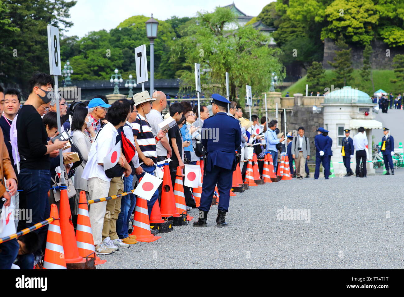 Tokyo, Japan. 4th May, 2019. Well-wishers gather outside the Imperial ...