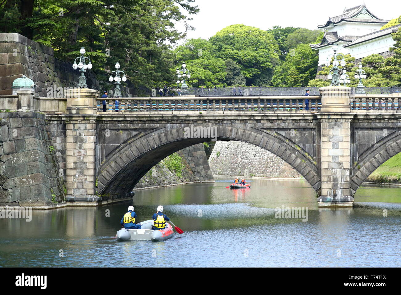 Tokyo, Japan. 4th May, 2019. Security personnel keep watch over well ...