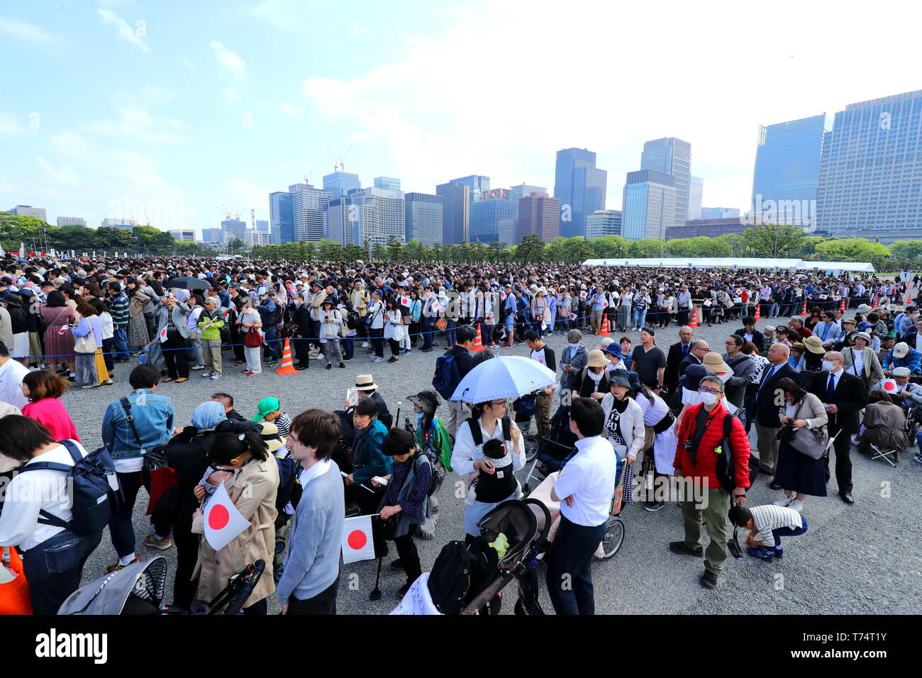Tokyo, Japan. 4th May, 2019. Well-wishers gather outside the Imperial ...