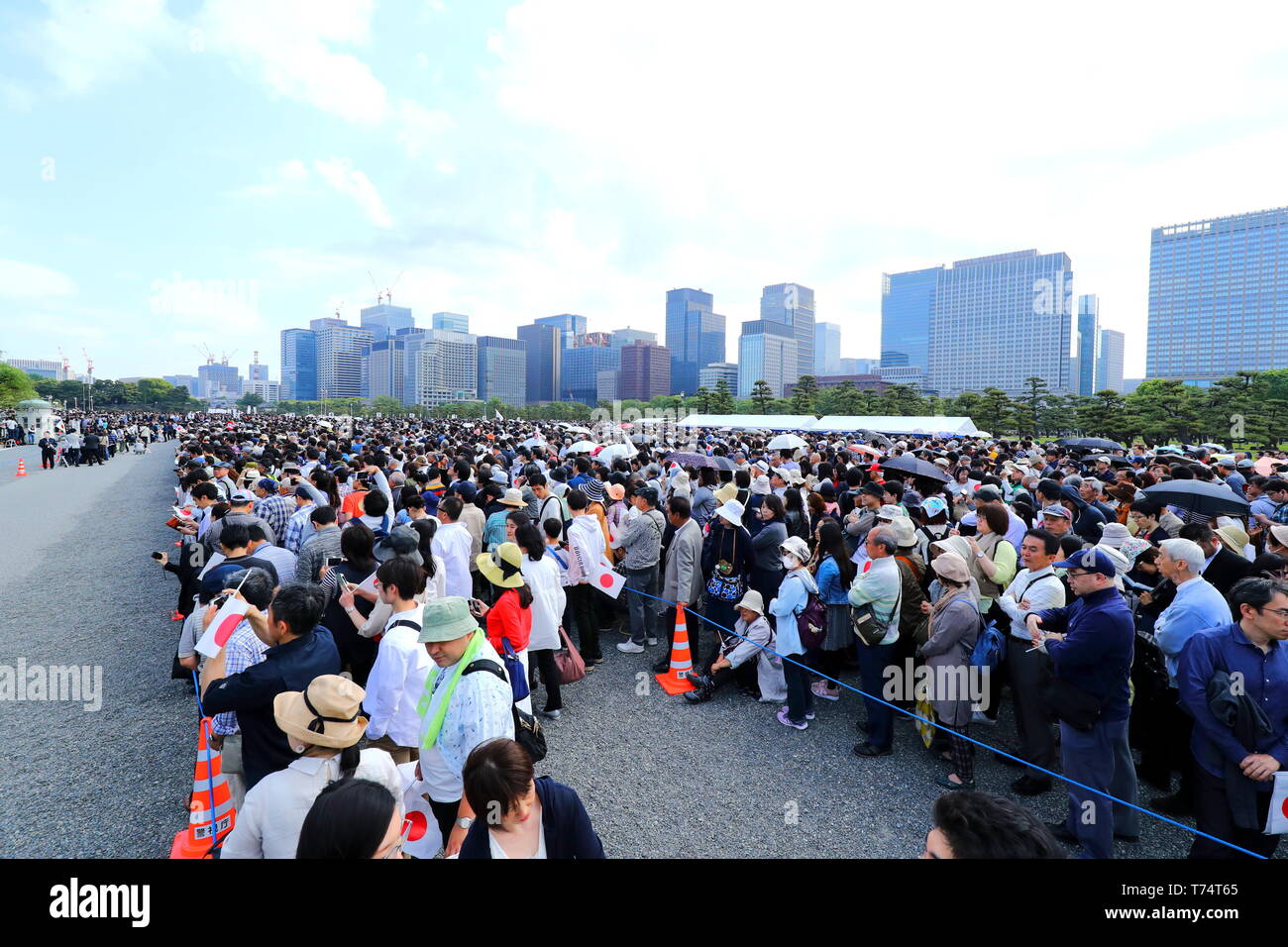 Tokyo, Japan. 4th May, 2019. Well-wishers gather outside the Imperial ...