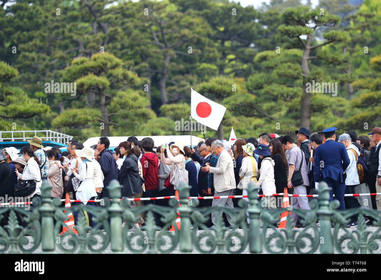 Tokyo, Japan. 4th May, 2019. Well-wishers gather outside the Imperial ...
