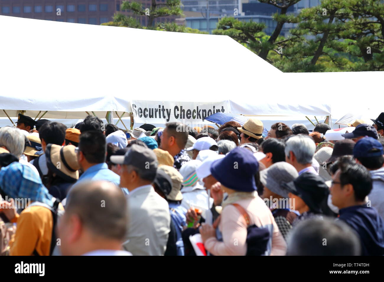 Tokyo, Japan. 4th May, 2019. Security personnel keep watch over well ...
