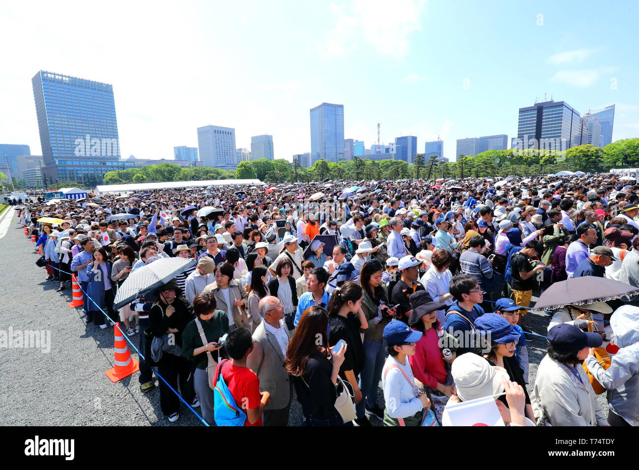 Tokyo, Japan. 4th May, 2019. Well-wishers gather outside the Imperial ...