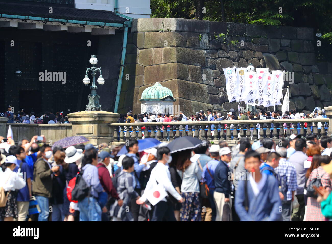 Tokyo, Japan. 4th May, 2019. Well-wishers gather outside the Imperial ...
