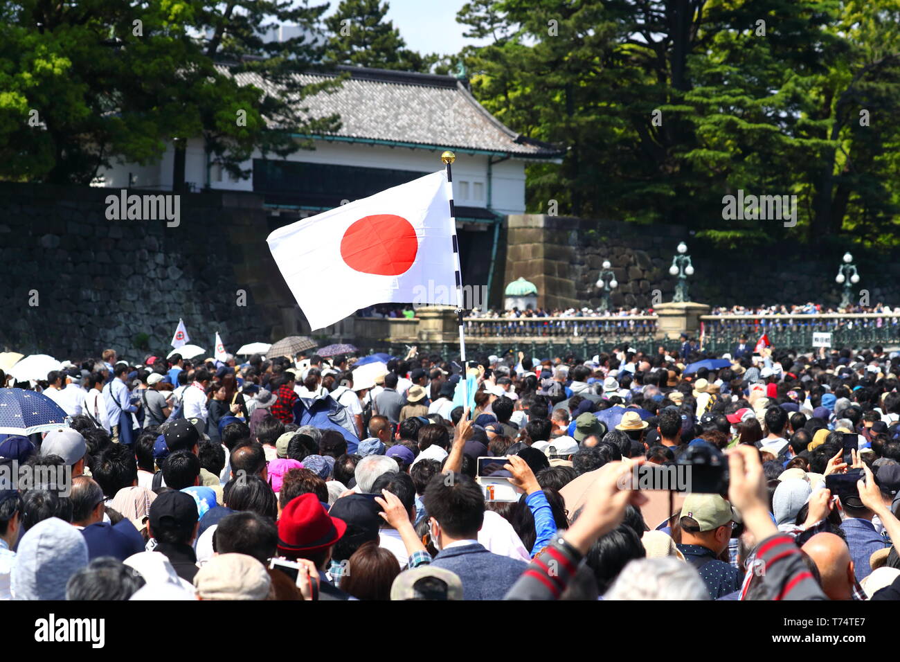 Tokyo, Japan. 4th May, 2019. Well-wishers gather outside the Imperial ...