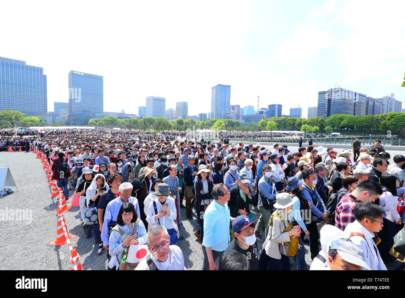 Tokyo, Japan. 4th May, 2019. Well-wishers gather outside the Imperial ...