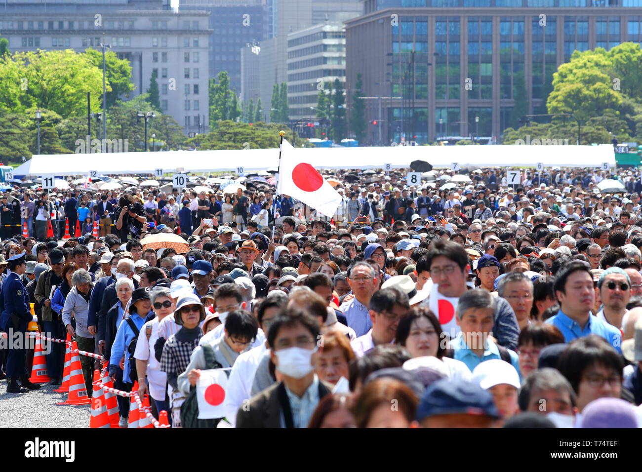 Tokyo, Japan. 4th May, 2019. Well-wishers gather outside the Imperial ...