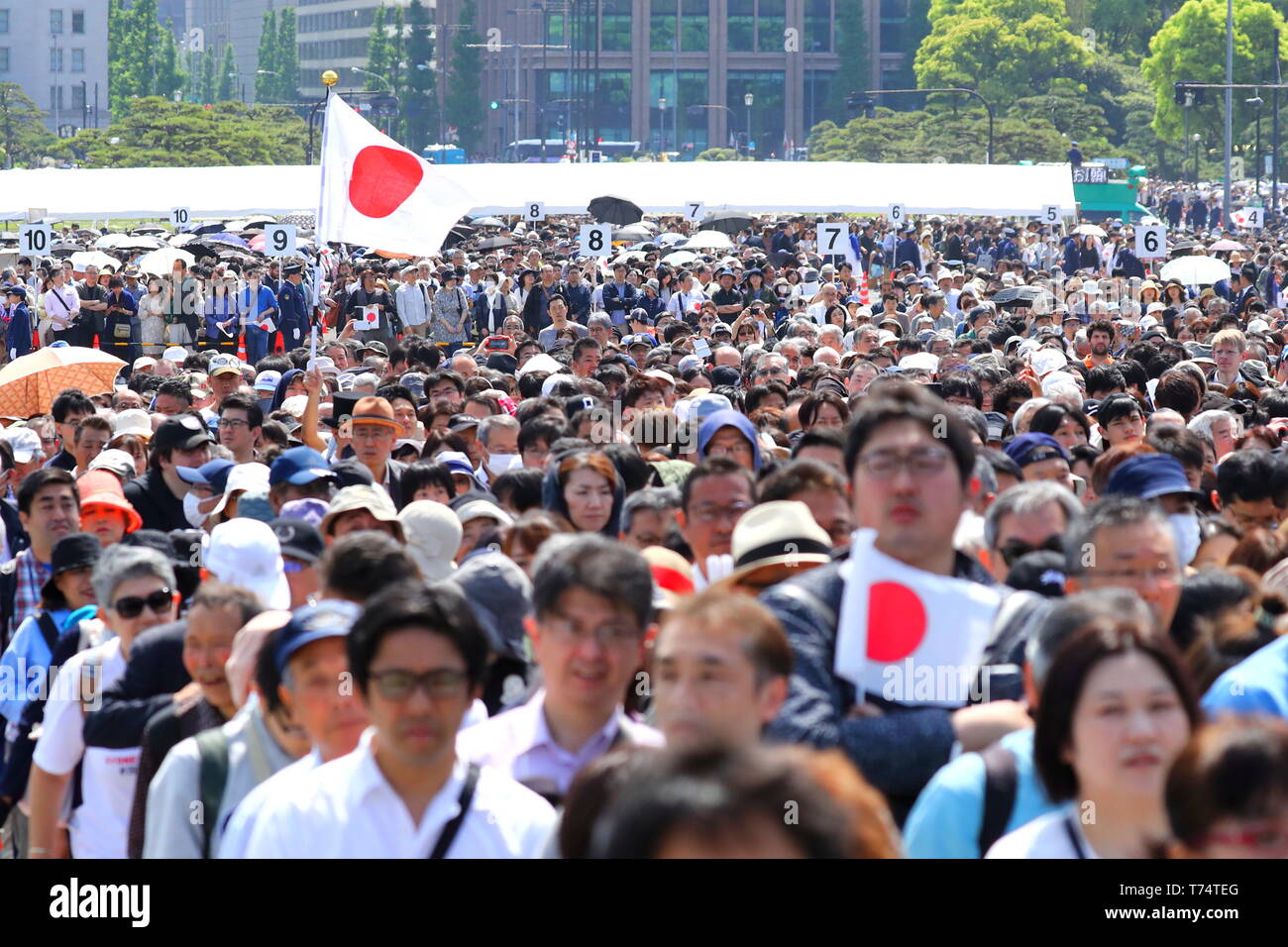 Tokyo, Japan. 4th May, 2019. Well-wishers gather outside the Imperial ...
