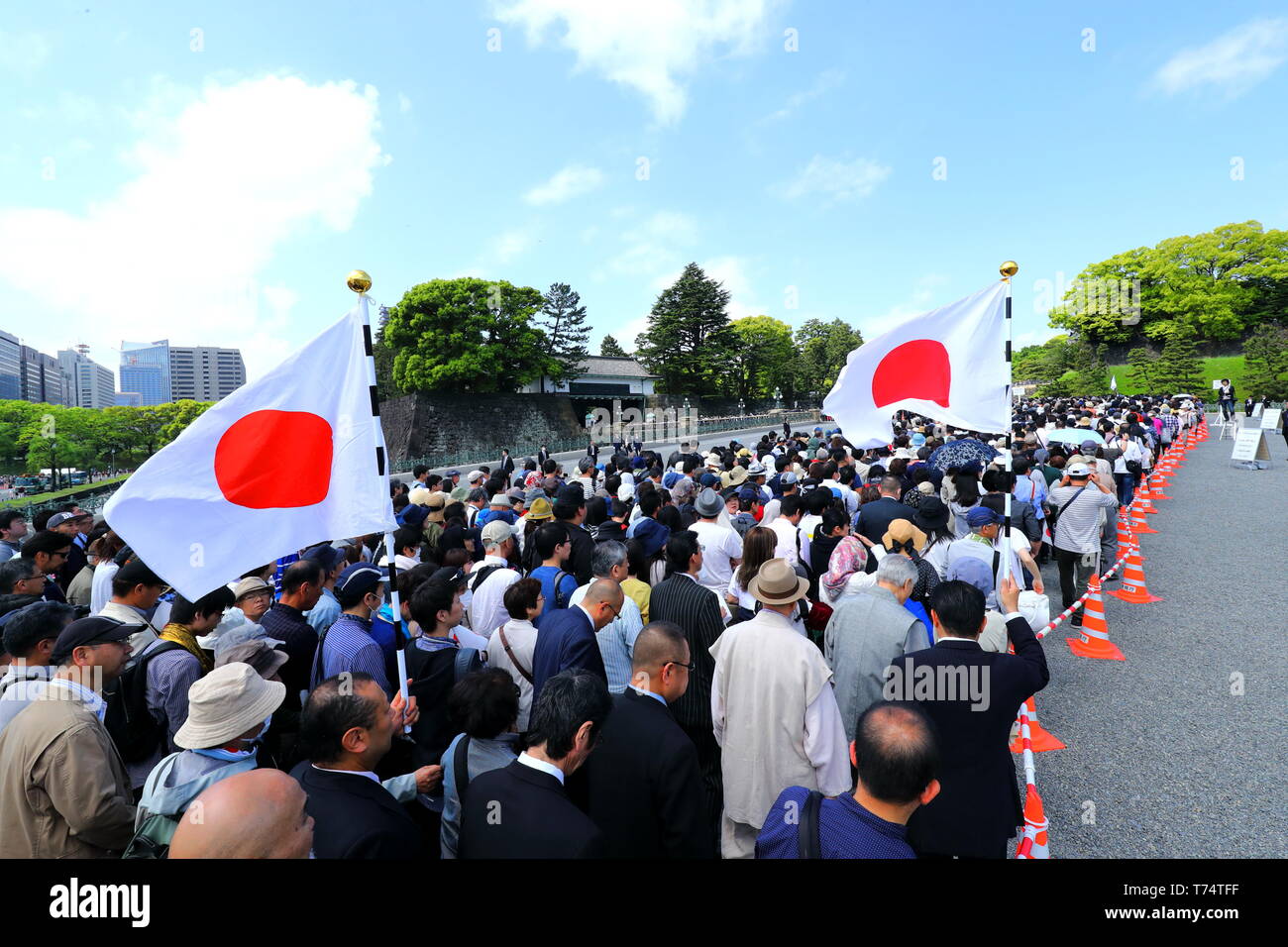 Tokyo, Japan. 4th May, 2019. Well-wishers gather outside the Imperial ...