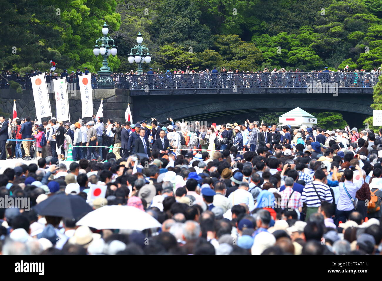 Tokyo, Japan. 4th May, 2019. Well-wishers gather outside the Imperial ...