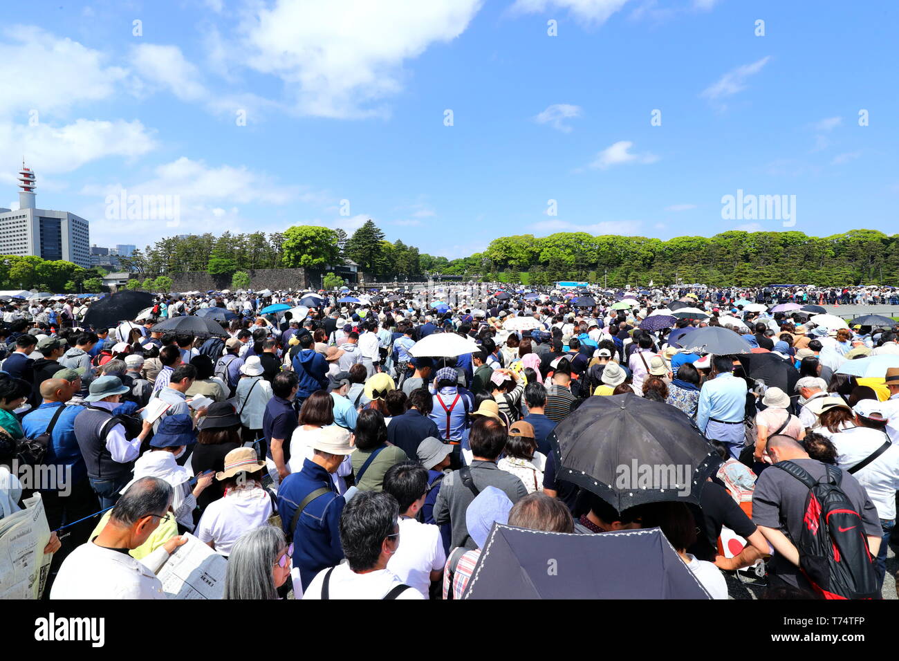Tokyo, Japan. 4th May, 2019. Well-wishers gather outside the Imperial ...