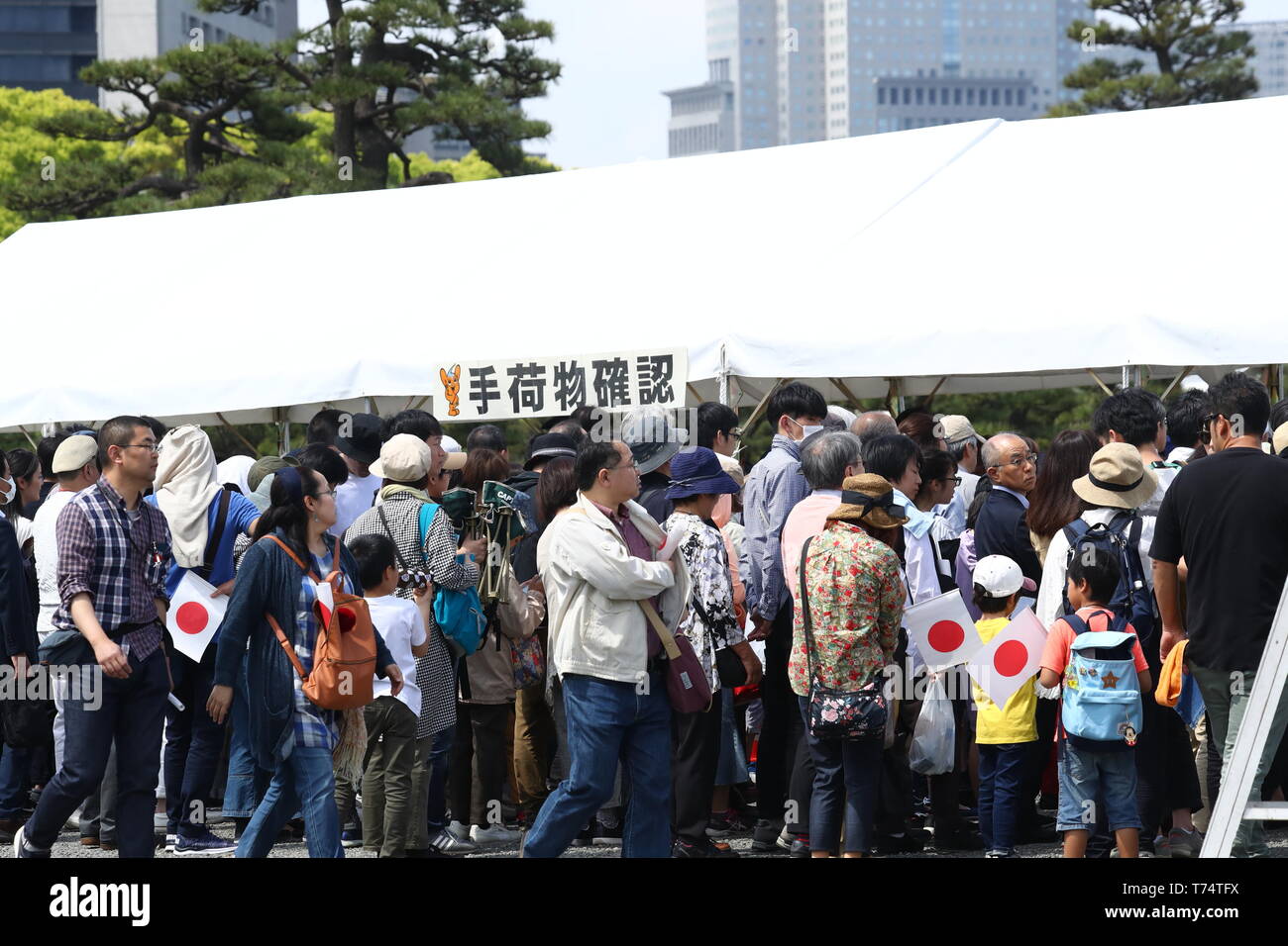 Tokyo, Japan. 4th May, 2019. Security personnel keep watch over well ...