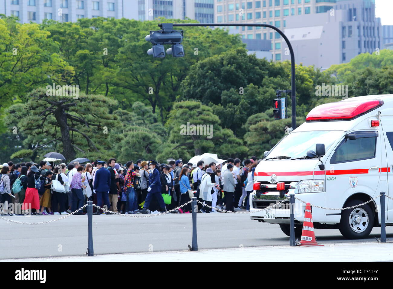 Tokyo, Japan. 4th May, 2019. Well-wishers gather outside the Imperial ...