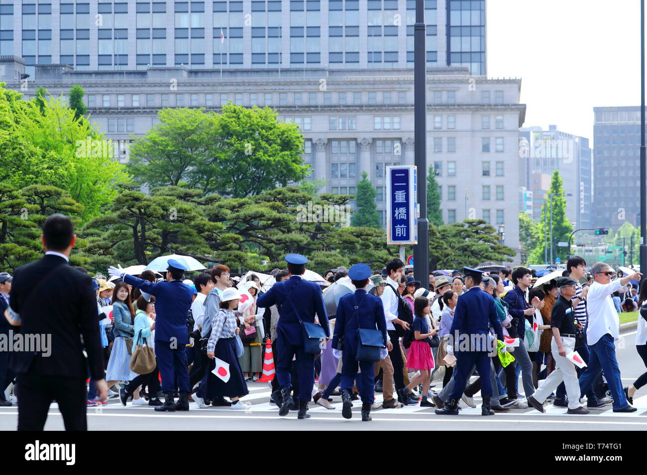 Tokyo, Japan. 4th May, 2019. Well-wishers gather outside the Imperial ...