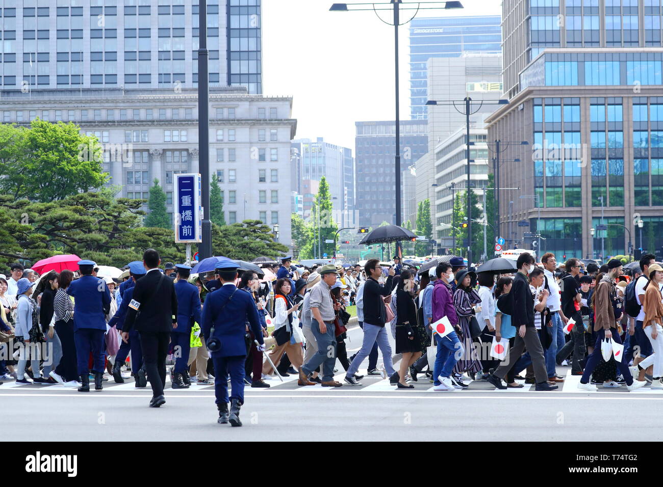 Tokyo, Japan. 4th May, 2019. Well-wishers gather outside the Imperial ...