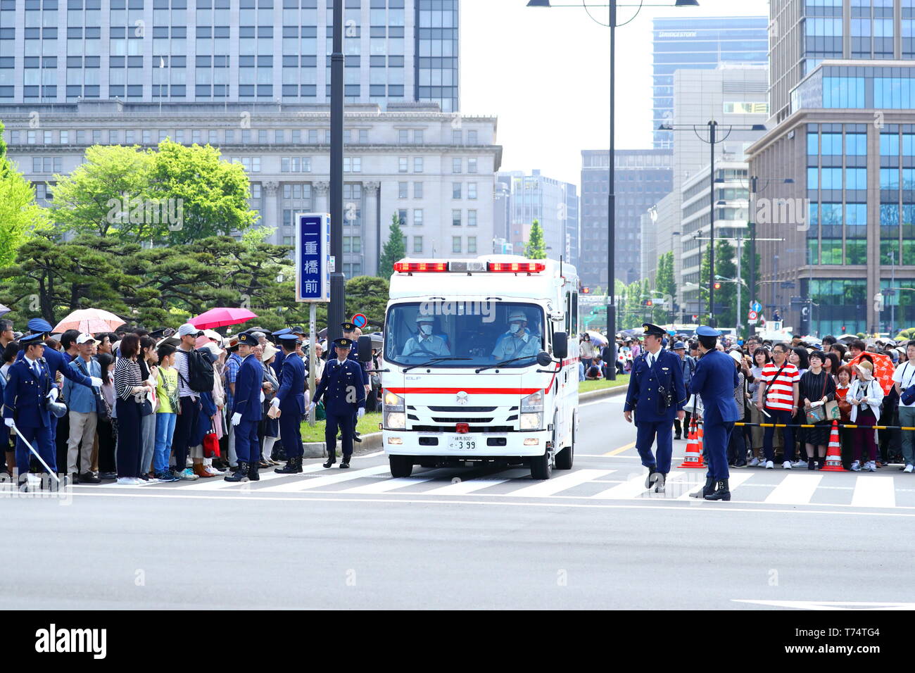 Tokyo, Japan. 4th May, 2019. Well-wishers gather outside the Imperial ...