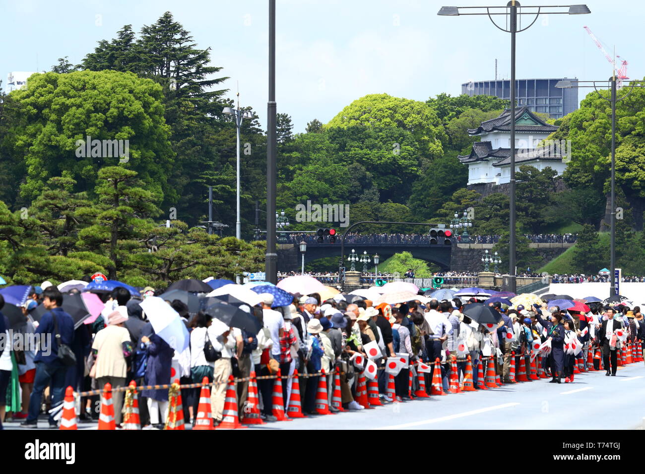 Tokyo, Japan. 4th May, 2019. Well-wishers gather outside the Imperial ...