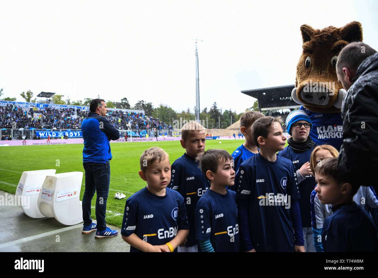 Children with mascot hi-res stock photography and images - Alamy