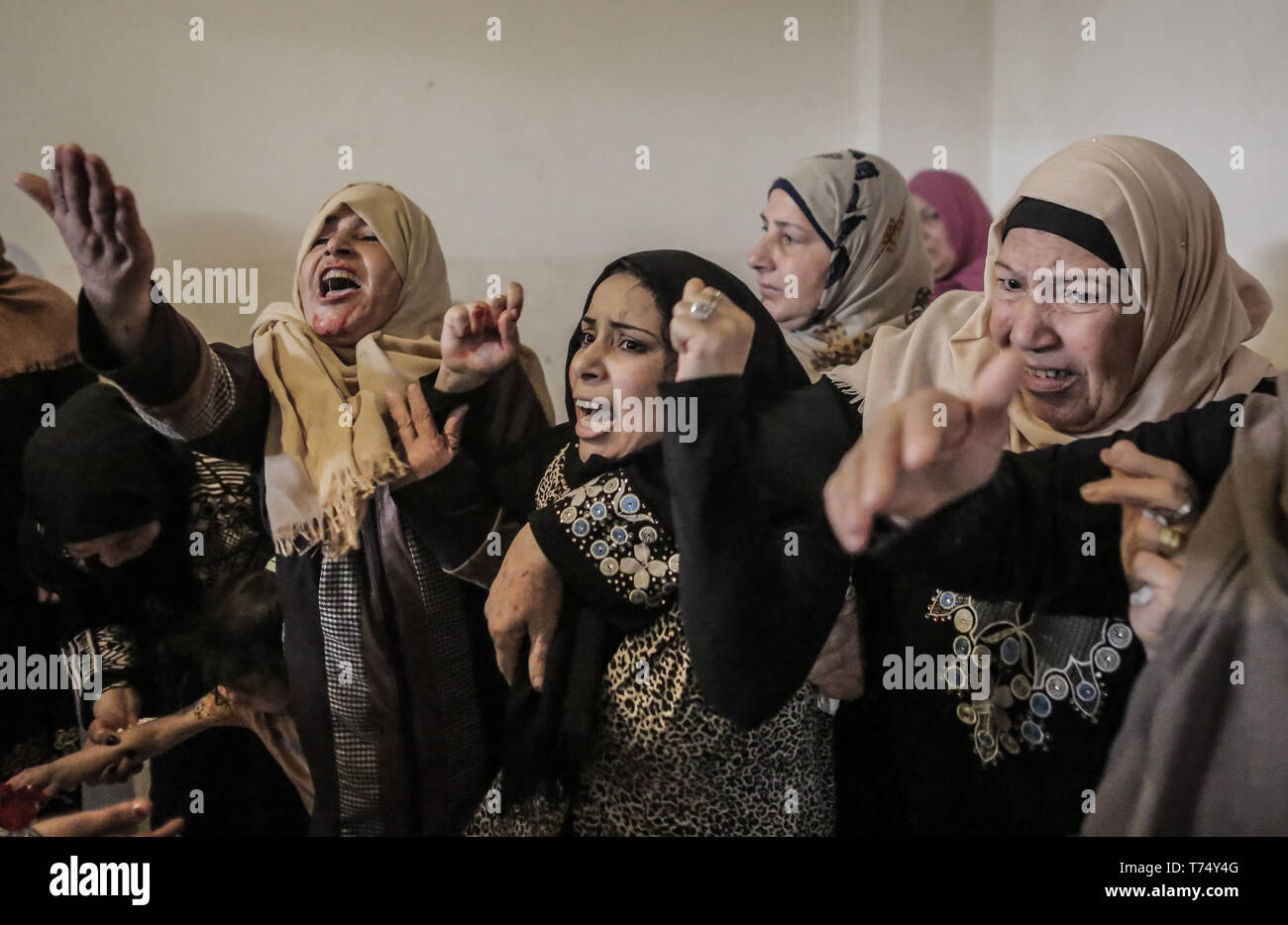 Beit Hanoun, The Gaza Strip, Palestine. 3rd May, 2019. Relatives mourn ...