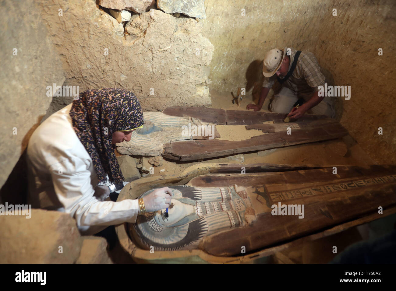Archaeologists and pyramids hi-res stock photography and images - Alamy