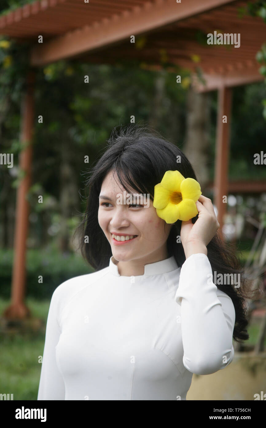 Pretty teen girl wearing jeans hi-res stock photography and images - Alamy