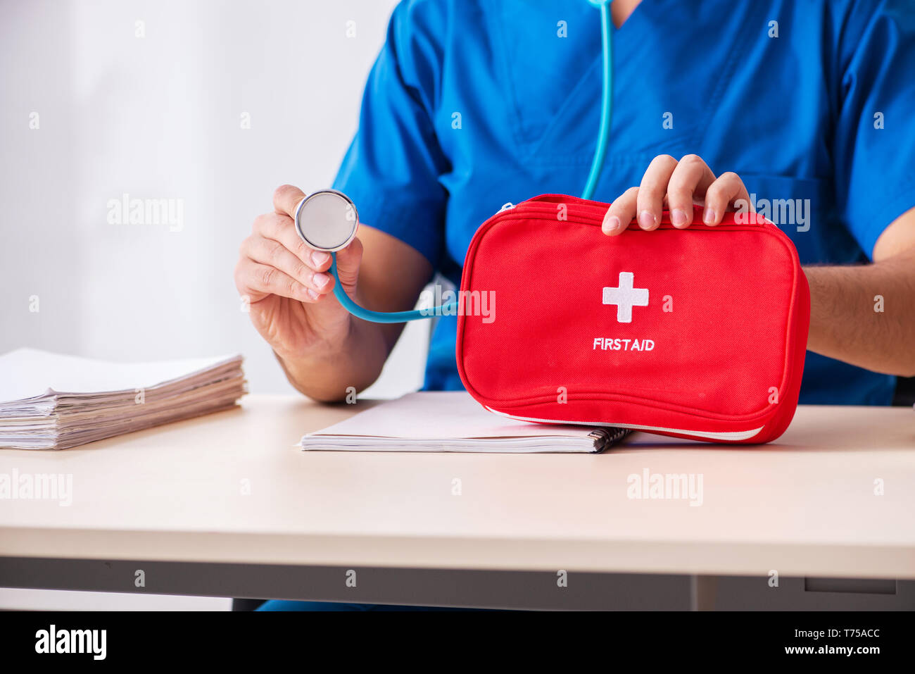 Male doctor with first aid bag Stock Photo - Alamy