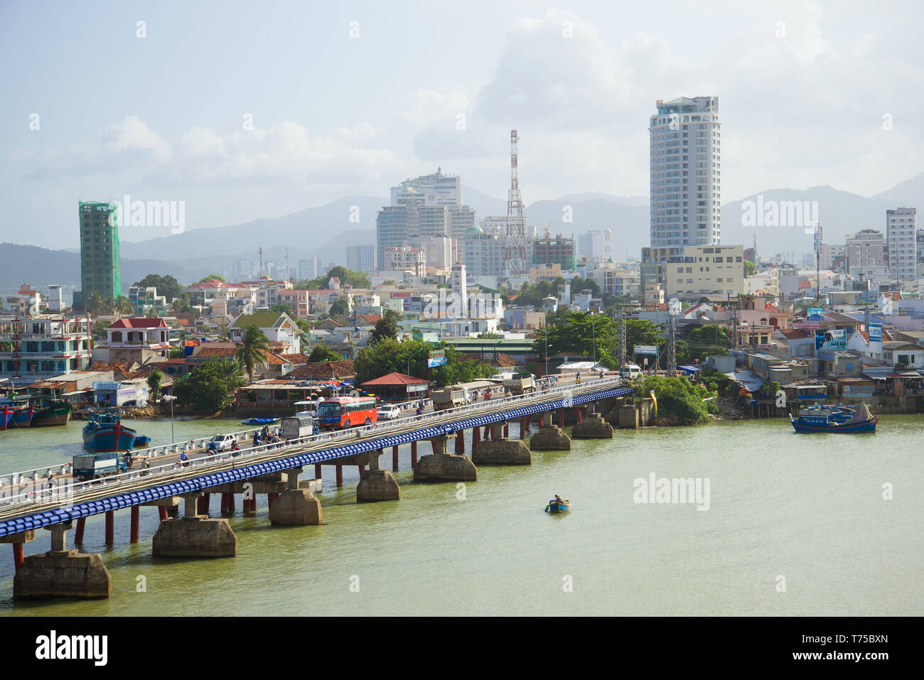 Vietnam city skyline river bridge hi-res stock photography and images ...