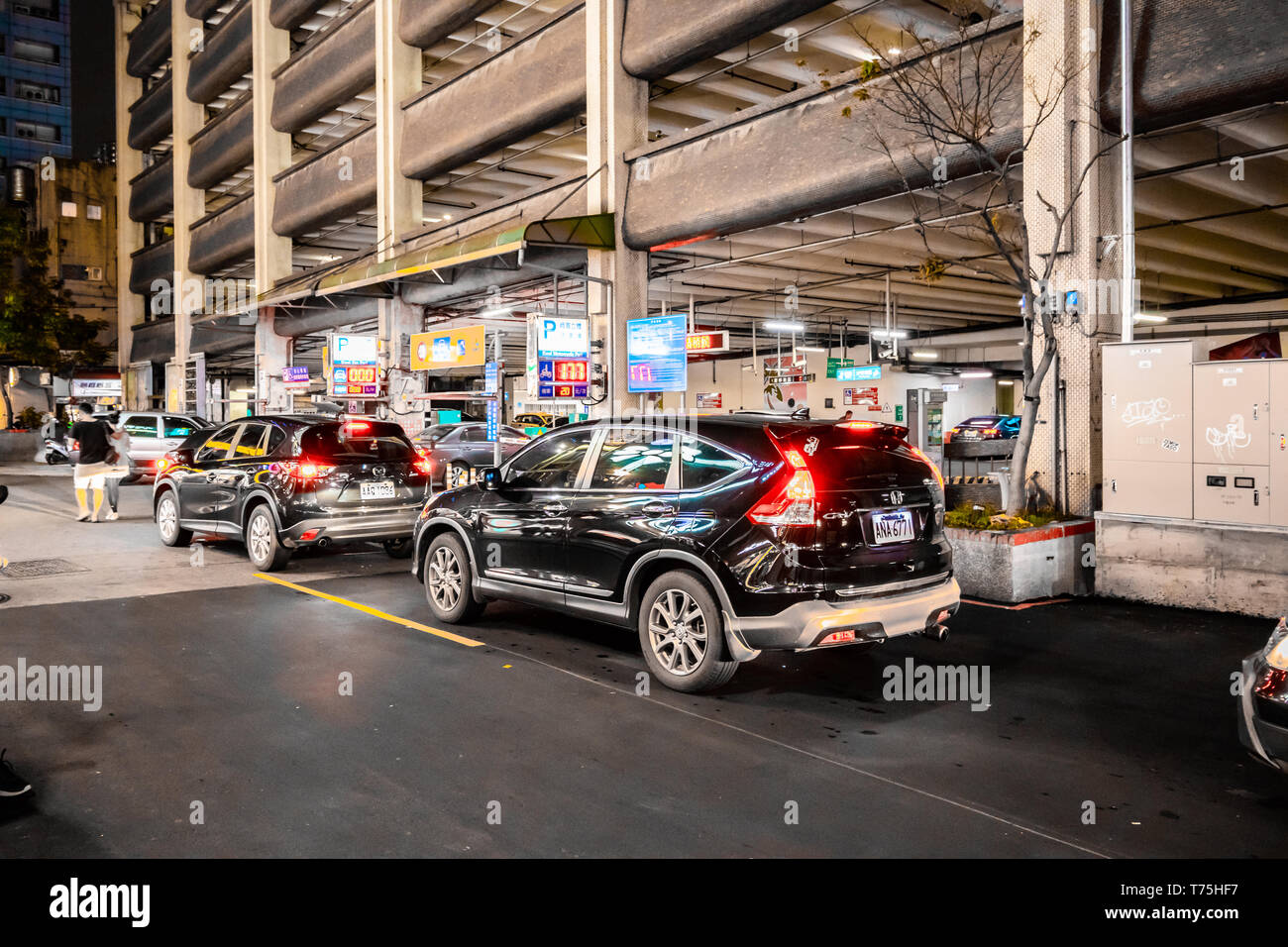 Parking and entrance (queue cars) hi-res stock photography and images ...