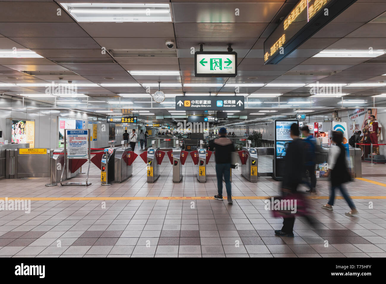 Motion blur of Crowd of commuter passing through ticket gate and enter ...